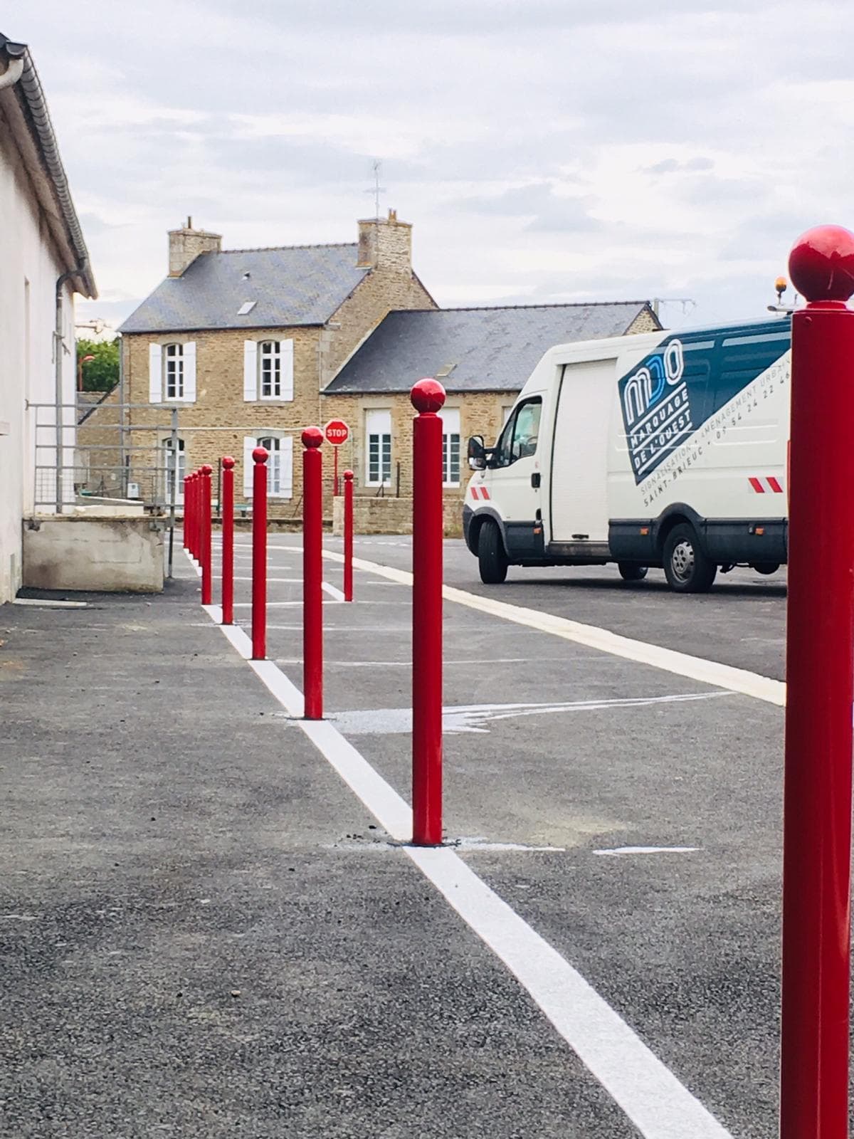 Pose de potelets sur cheminement piétons