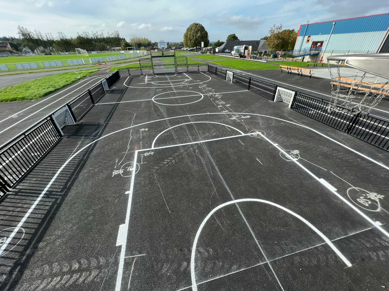 Aménagement urbain - terrain multisport à Ploumagoar (22)